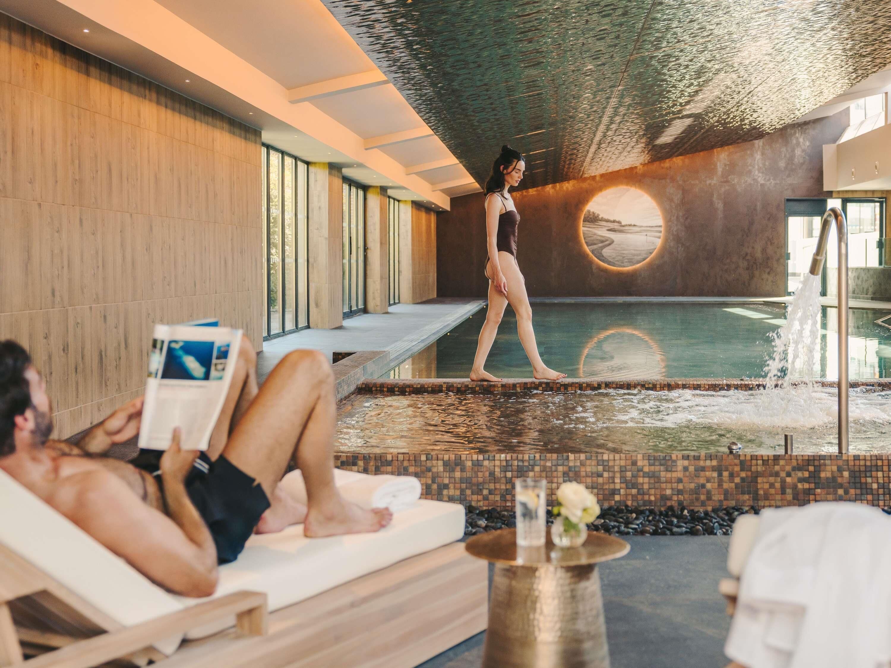 Salas para tratamentos a dois, sauna seca, banheira de hidromassagem