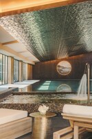 Piscina interior, piscina exterior, toldos gratuitos, espreguiçadeiras