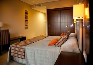 Quarto Twin Clássico, terraço | Roupa de alta qualidade, edredões de penas 