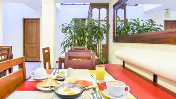 Café da manhã completo grátis todos os dias