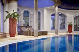 Piscina interior, piscina exterior, espreguiçadeiras 