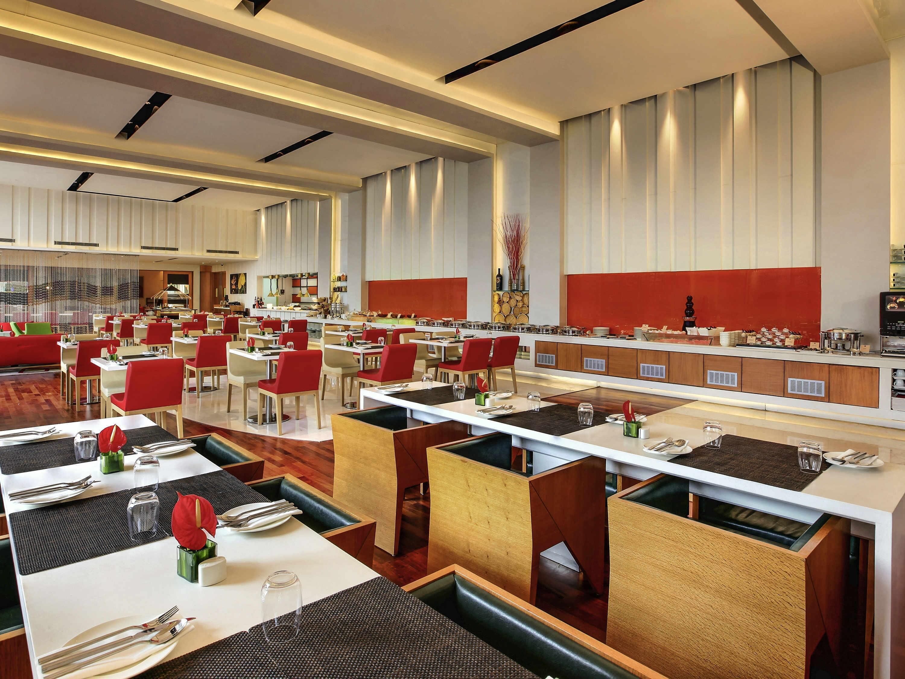 Serviço de café da manhã, almoço, jantar; restaurante ao ar livre