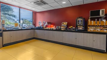 Café da manhã completo grátis todos os dias