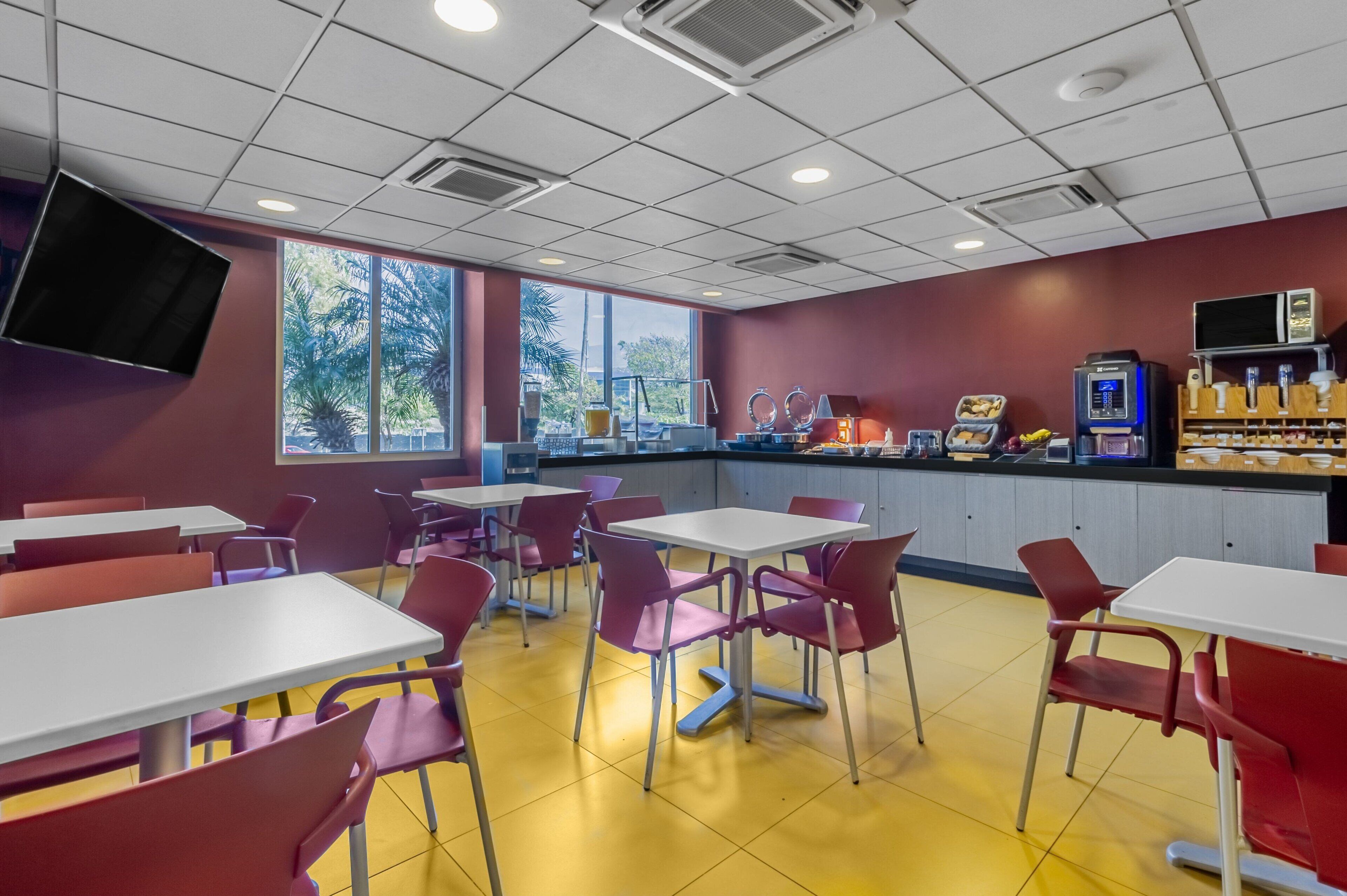 Café da manhã completo grátis todos os dias