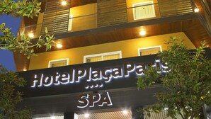 Um hotel com vários andares e uma placa com a inscrição 'Hotel Playa Paris SPA'.