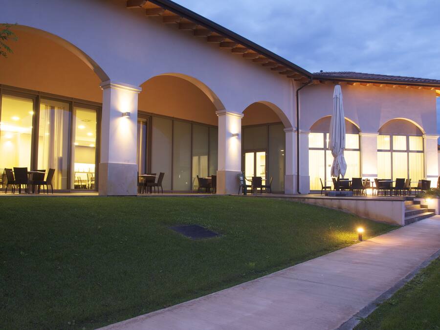 Fachada da propriedade à noite