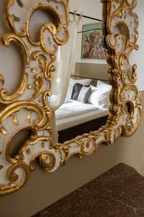 Quarto Duplo Comfort | Roupa hipoalergénica, secretária, berços/camas para crianças grátis