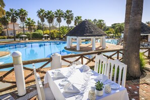 Almoços, jantares servidos, cozinha mediterrânica, junto à piscina 