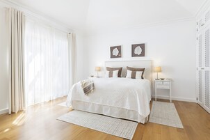 Cofre no quarto, com decoração personalizada 