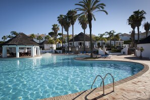 Piscina exterior, da(s) 10:00 à(s) 19:00, guarda-sóis, espreguiçadeiras 