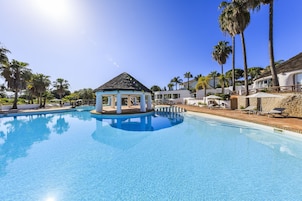 Piscina exterior, da(s) 10:00 à(s) 19:00, guarda-sóis, espreguiçadeiras