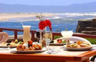 Pequenos-almoços, almoços, jantares servidos, com vista para a praia