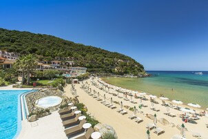 Praia particular, espreguiçadeiras, guarda-sóis, toalhas de praia 