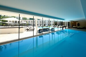 Piscina interna, piscina externa, espreguiçadeiras