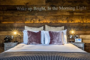 Roupas de cama premium, frigobar, cofres nos quartos