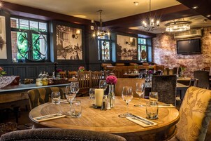 Café da manhã, almoço e jantar; culinária britânica 