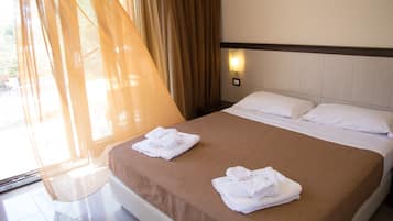 Minibar, cofre no quarto, secretária, quartos insonorizados