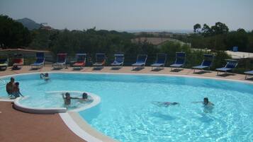 Piscina exterior sazonal, guarda-sóis, espreguiçadeiras