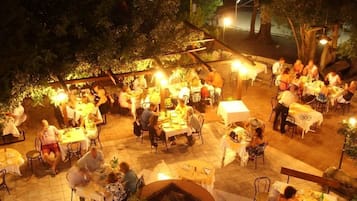 Almoços, jantares servidos, cozinha local, com vista para o jardim