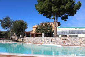 Piscina exterior sazonal, guarda-sóis, espreguiçadeiras 
