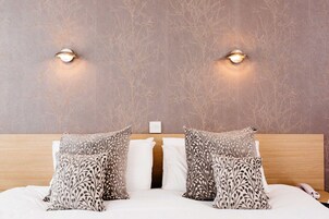 Cofres nos quartos, Wi-Fi de cortesia, roupa de cama