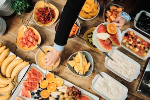 Café da manhã com buffet todos os dias (GBP 15.00 por pessoa)