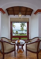 Frigobar, cofres nos quartos, escrivaninha