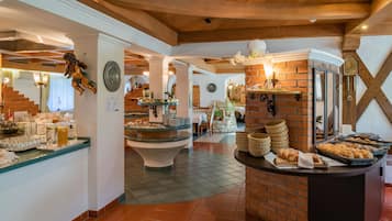 Café da manhã com buffet grátis todos os dias