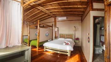Quarto Quádruplo Familiar | Roupa hipoalergénica, cofre no quarto, roupa de cama fornecida