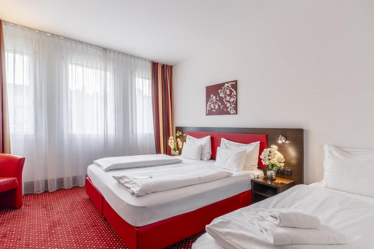 Quarto Comfort, várias camas, vista para o pátio | 1 quarto, roupa de alta qualidade, minibar