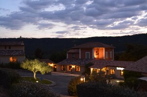 Fachada do alojamento (tarde/noite)