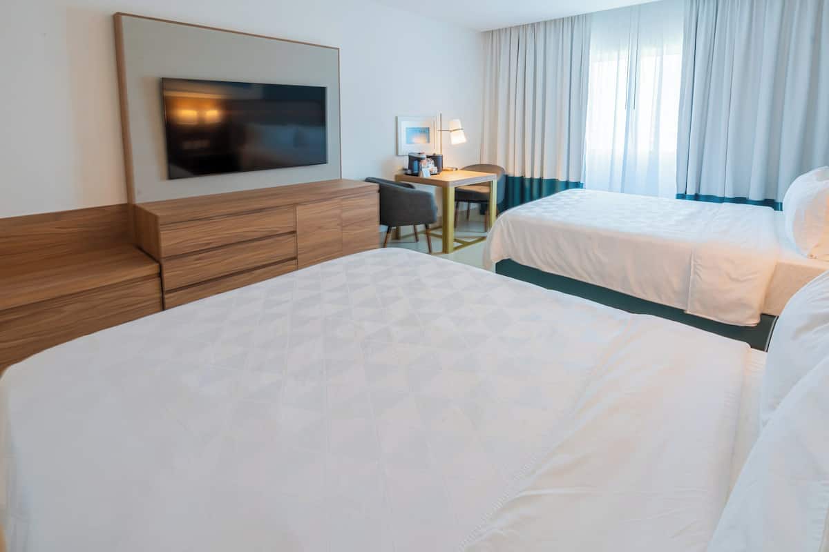 Quarto Standard, 2 camas queen-size | Roupa de alta qualidade, edredões de penas, cofre no quarto, secretária 