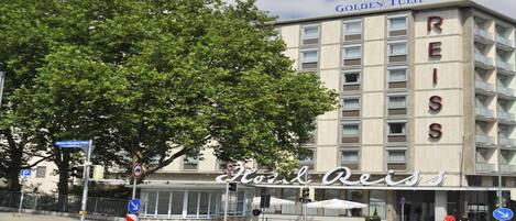 Um hotel chamado "Hotel Reis" com uma placa no edifício.