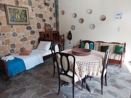 Aphaia Suite, Ground Floor, Garden View | Lençóis de algodão egípcio, roupa de alta qualidade 