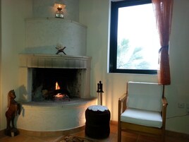 Apartamento Superior, 1 quarto, vista para o mar | Sala de estar | Televisor de ecrã plano de 32 polegadas com canais via satélite 