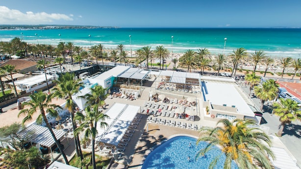 Resort com piscina, praia e vista para o oceano.