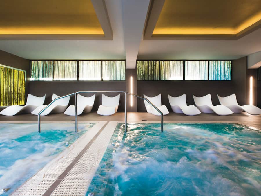 Banheira de hidromassagem interior