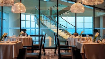 3 restaurantes: servem pequenos-almoços, almoços, jantares e brunches