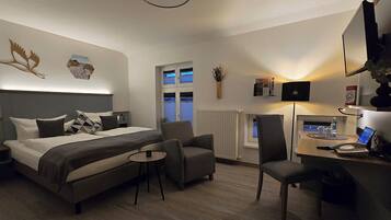 Quarto Duplo Comfort | Cofre no quarto, com decoração personalizada