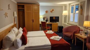 Cofre no quarto, com decoração personalizada