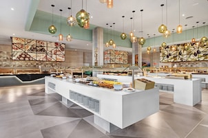 2 restaurantes, cozinha local e internacional