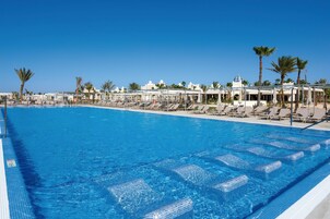 5 piscinas exteriores, guarda-sóis, espreguiçadeiras 