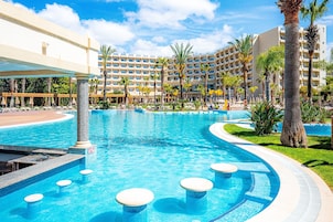 5 bares/lounges, um bar à beira da piscina, um bar junto à piscina 