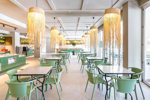 4 restaurantes, pequenos-almoços servidos 