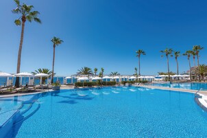 Piscina interna, 2 piscinas externas, guarda-sóis, espreguiçadeiras