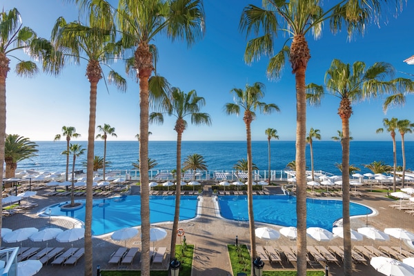 Piscina interna, 2 piscinas externas, guarda-sóis, espreguiçadeiras