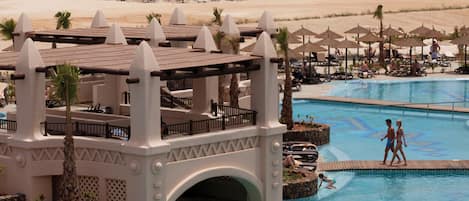 6 piscinas exteriores, guarda-sóis, espreguiçadeiras