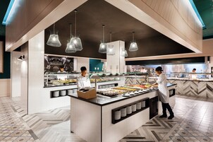 6 restaurantes, pequenos-almoços servidos, cozinha local 