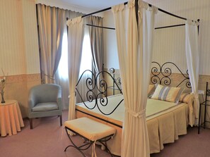 Suíte, 1 cama de casal | Escrivaninha, quartos à prova de som, Wi-Fi de cortesia, roupa de cama