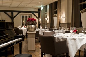 2 restaurantes, que servem almoços, jantares, também cozinha local 